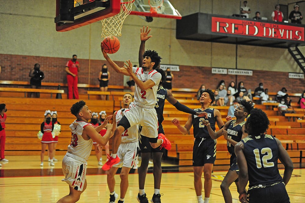 Red Devils sink Pirates in thriller - The Iola Register