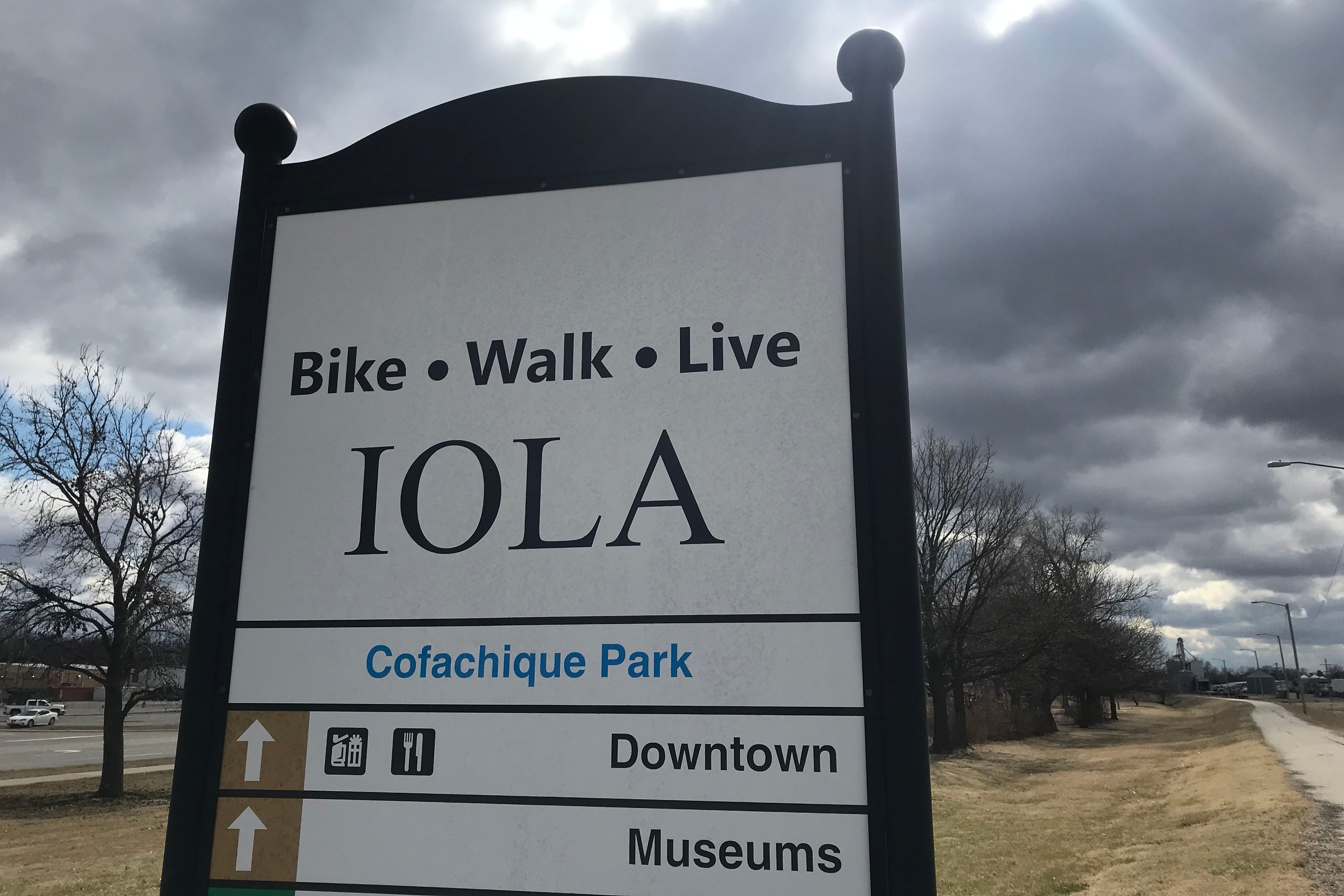 Council wraps up business - The Iola Register