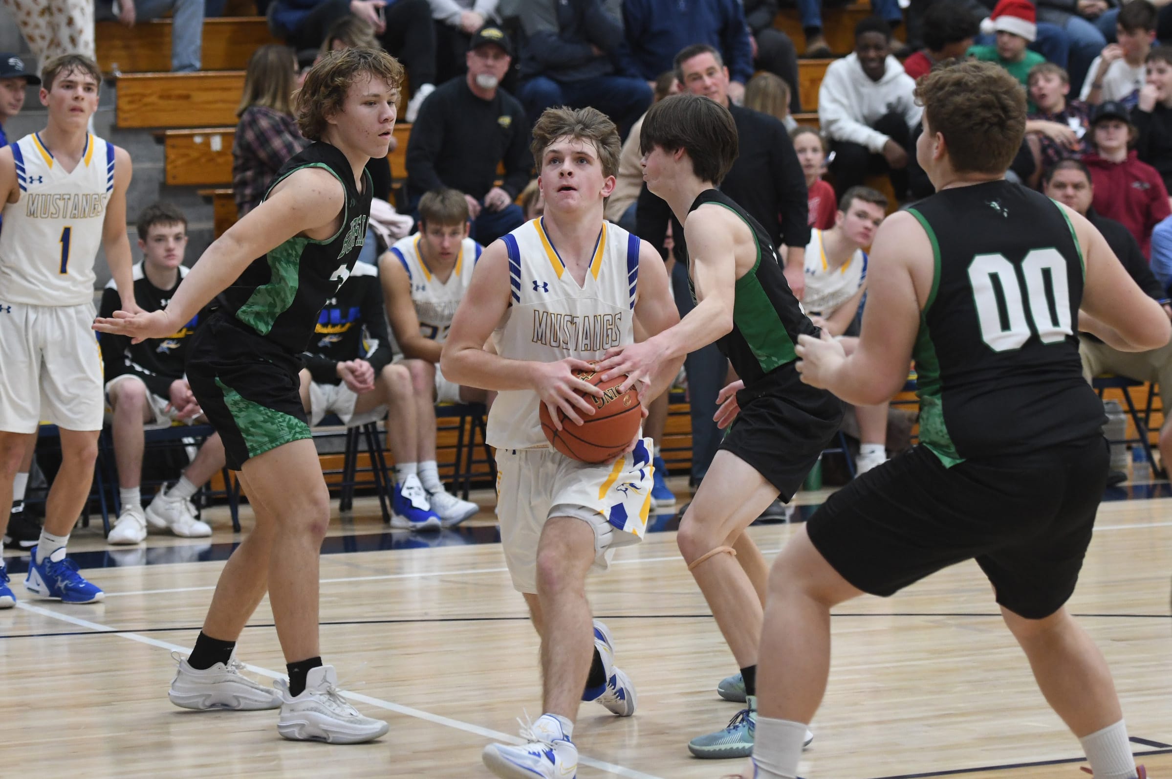 Iola boys start fast in blowout over Prairie View - The Iola Register