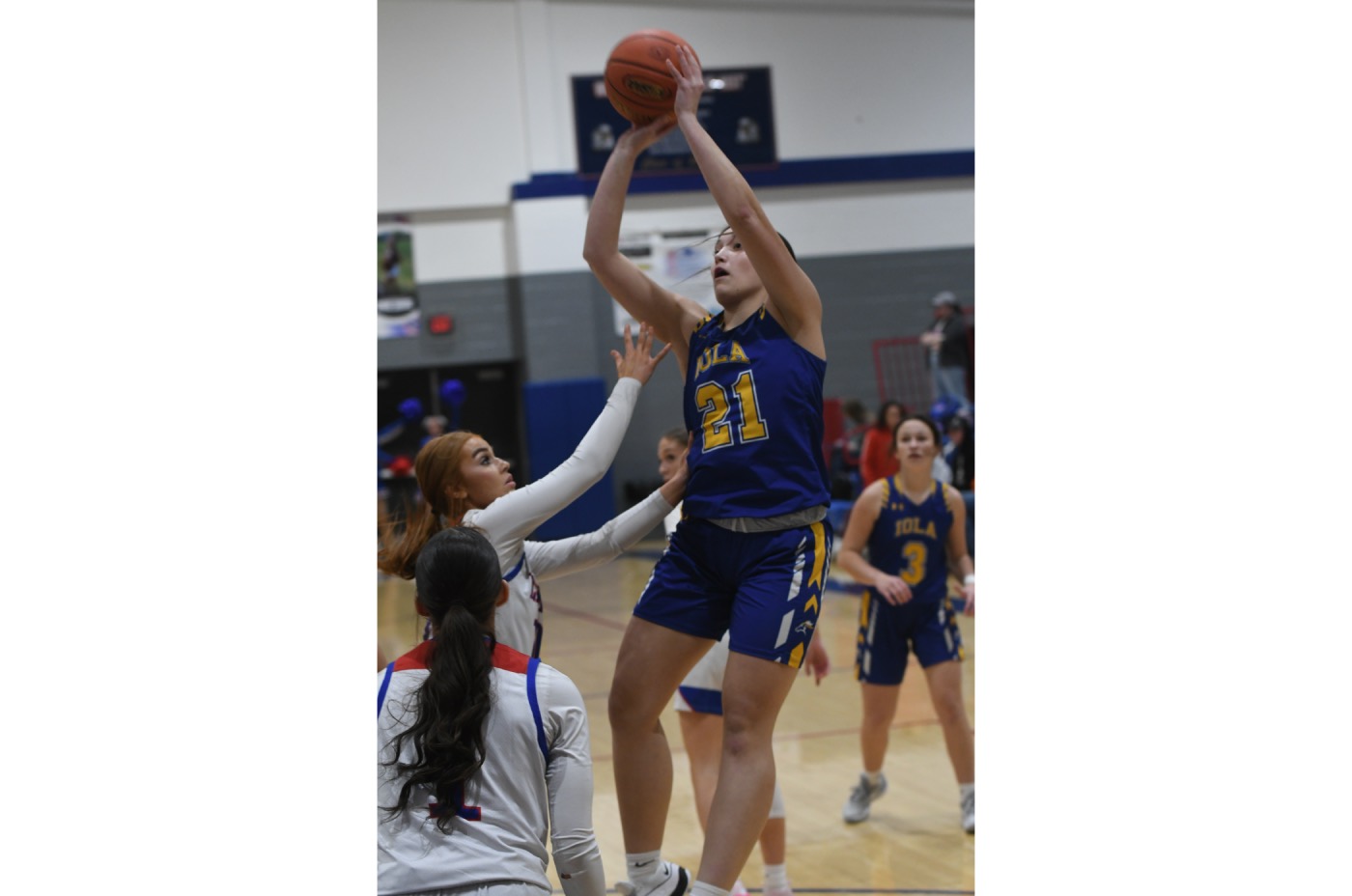 Curry's 21 leads Iola to victory lane - The Iola Register