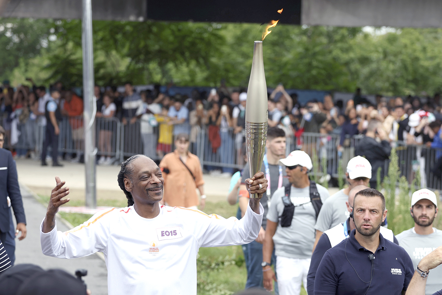 Snoop Dogg carries Olympic torch - The Iola Register