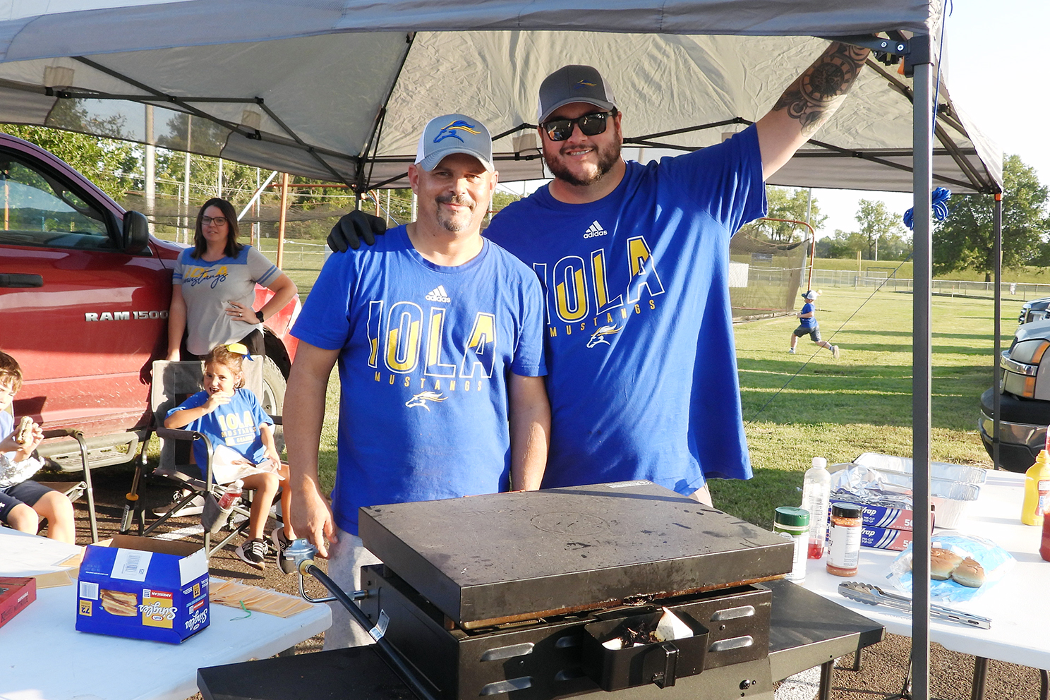 Tailgate crew hopes to draw a crowd - The Iola Register