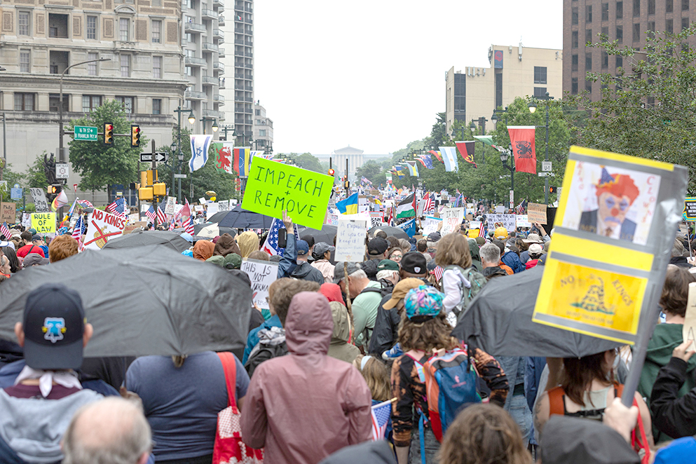 Pennsylvania man brings weapons to protest - The Iola Register